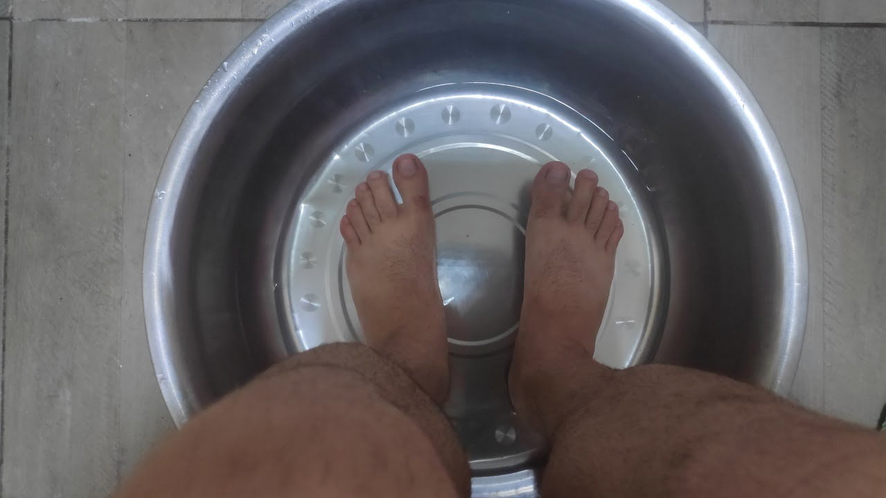 Baia fierbinte la picioare ajută persoanele cu tensiune arterială ...