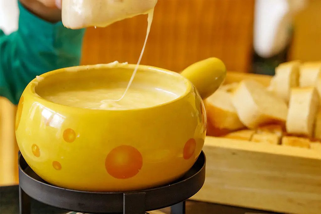 La ce temperatură se topește brânza cheddar, emmental, mozzarella și ...